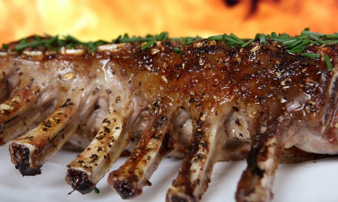 Solanka do mięsa ile soli na litr wody? Odpowiadamy